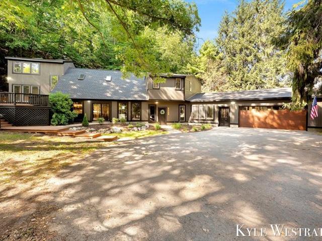 6093 Ridgeview Dr, Norton Shores, MI 49441