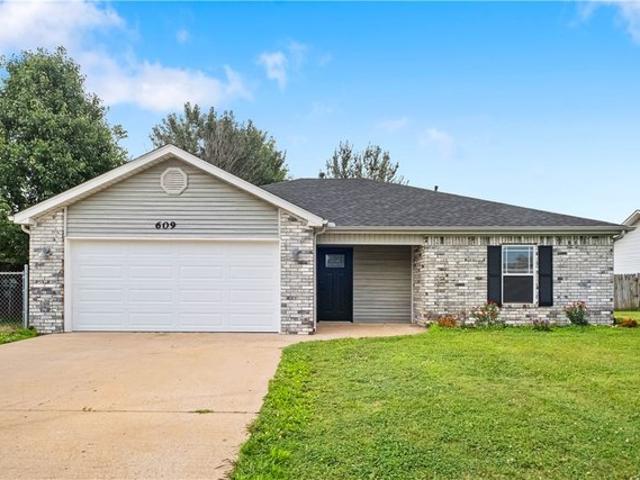 609 Birmingham St SW, Gravette, AR 72736