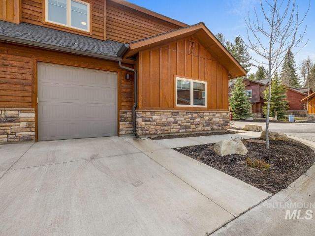 609 Blue Water Circle