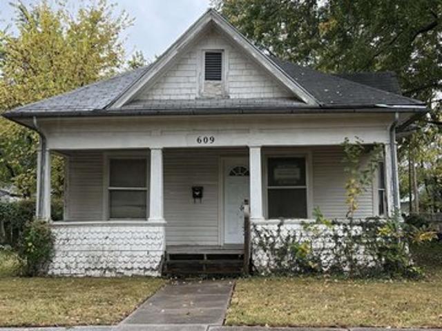 609 E 13th Ave, Winfield, KS 67156