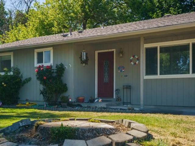 609 E Archwood Dr, Eagle Point, OR 97524