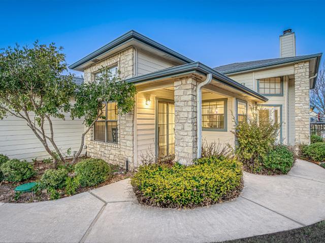 609 E Briarway Dr