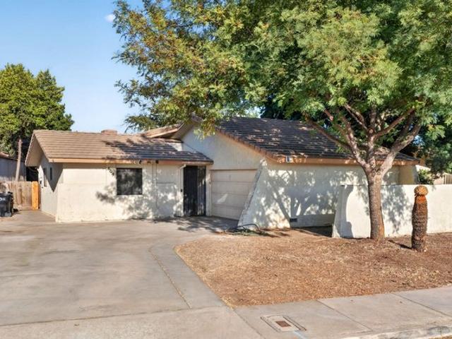 609 N Village Green St, Porterville, CA 93257