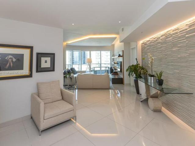 60 13th St SW #2424, Miami, FL 33130