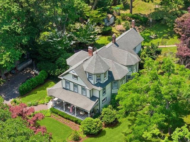60 Union Ave, Center Moriches, NY 11934