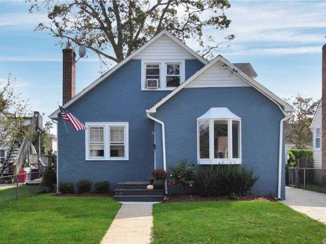 60 Cherry St, Massapequa, NY 11758