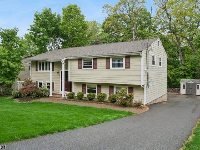 60 Edgemere Rd, Livingston, NJ 07039