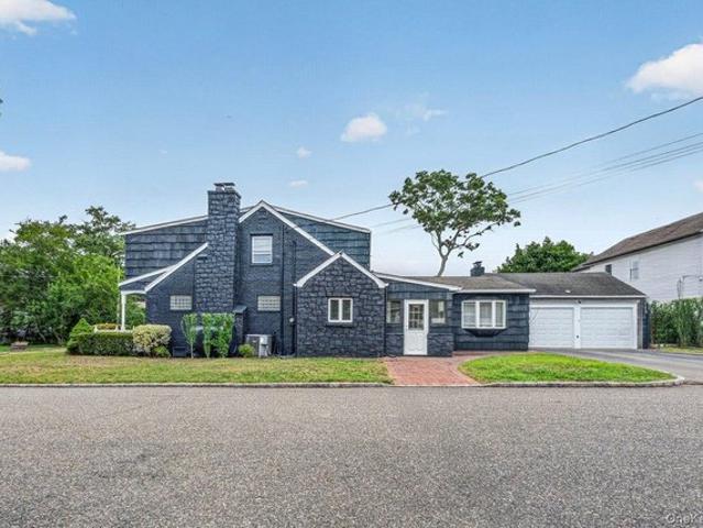 60 Lake Shore Dr, Patchogue, NY 11772