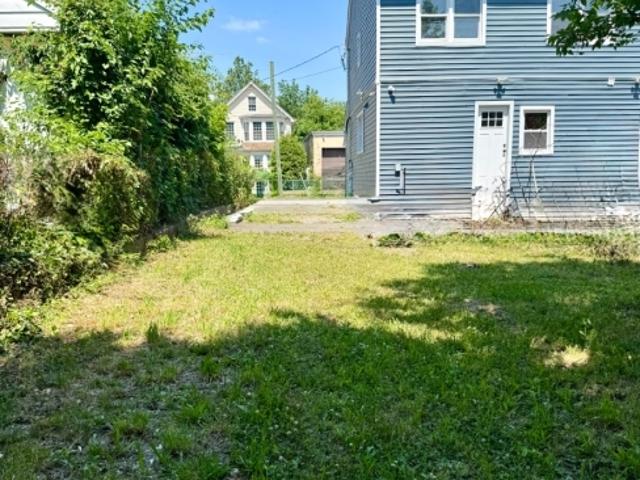 60 Laurel St