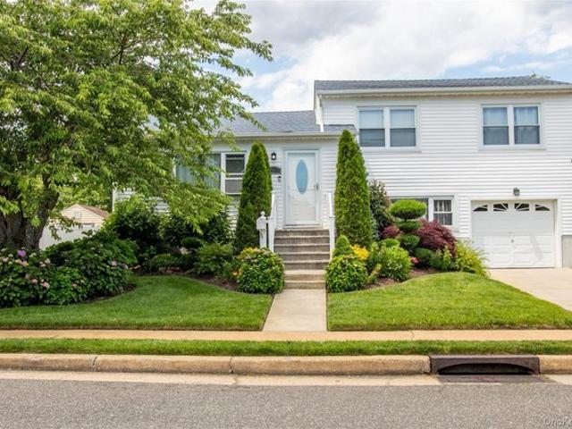 60 Lewis St, Freeport, NY 11520