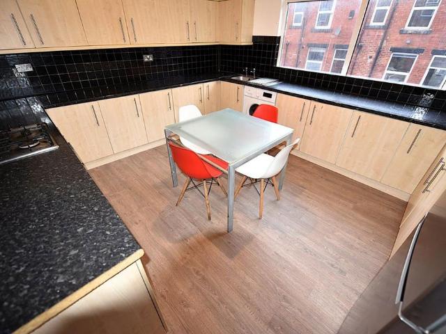 60 Manor Drive 6 bed house to rent £3,094 pcm £714 pw