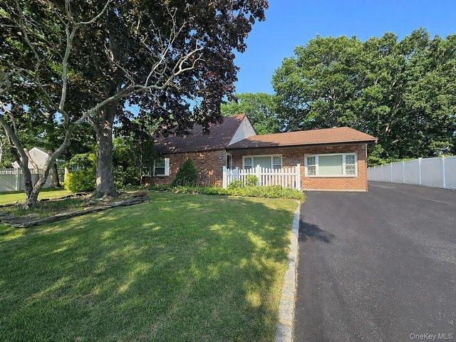 60 Meyer Ln, Medford, NY 11763