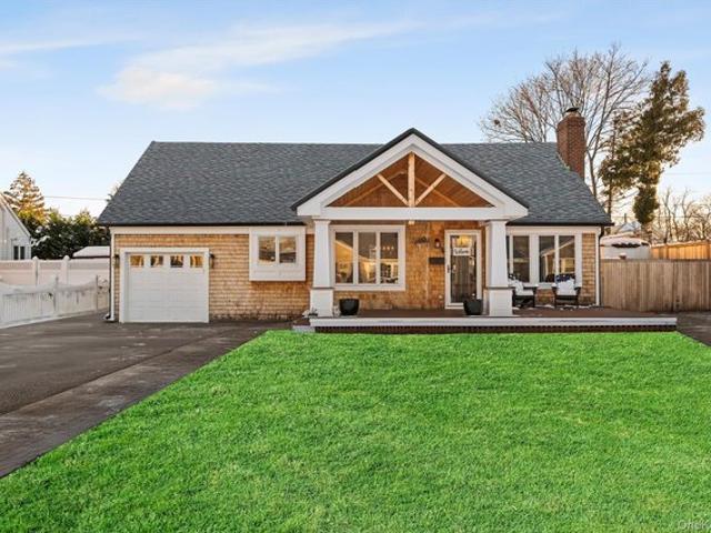 60 Pickwick Ln, North Babylon, NY 11703