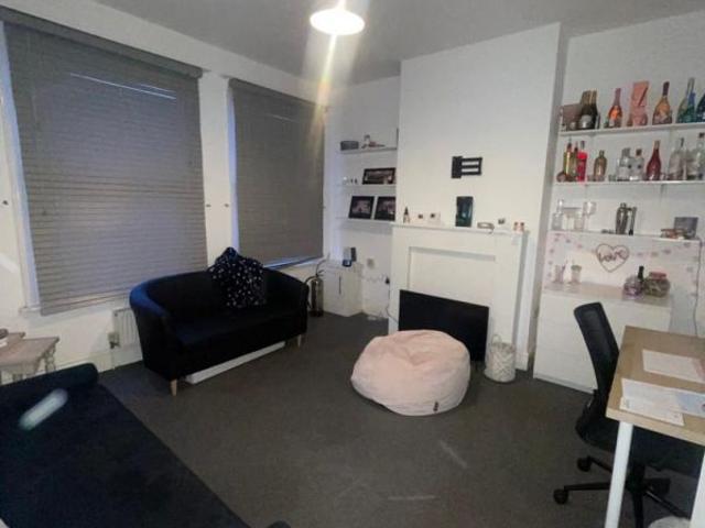 60c Wards End Town Centre Flat & Un Expectedly Re Offerred Loughborough