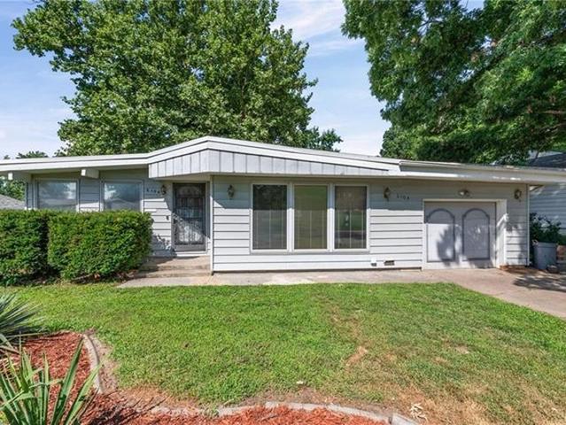 6104 N Garfield Ave, Gladstone, MO 64118