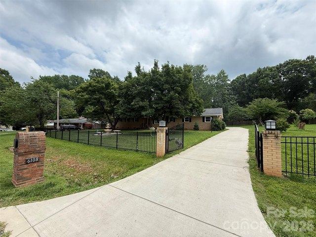 6108 Mallard Dr S, Charlotte, NC 28227