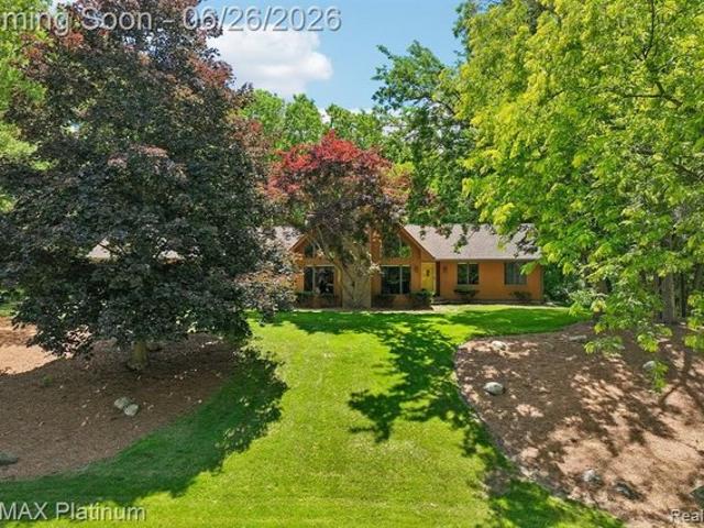 6100 Oak Valley Dr, Hamburg Township, MI 48189