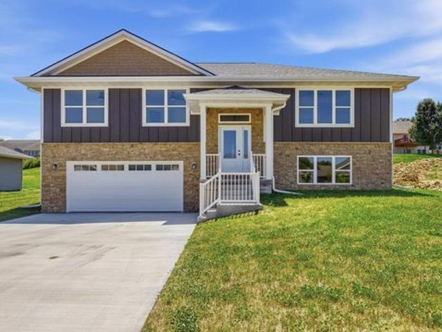 6100 Lynbrook Dr, Dubuque, IA 52002