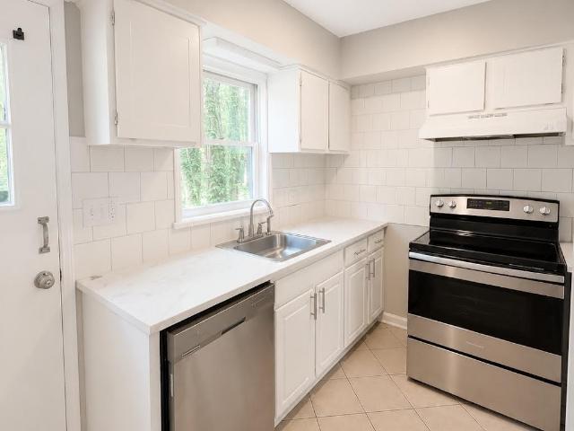 6101 honeysuckle Lane