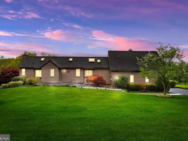 6102 Fairway Dr W, Fayetteville, PA 17222