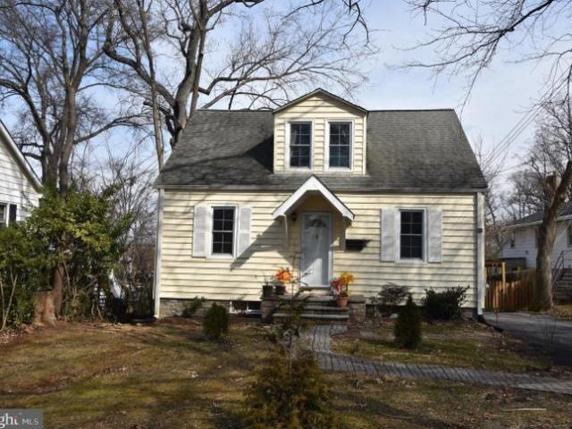 6102 Ruatan St, Berwyn Heights, MD 20740