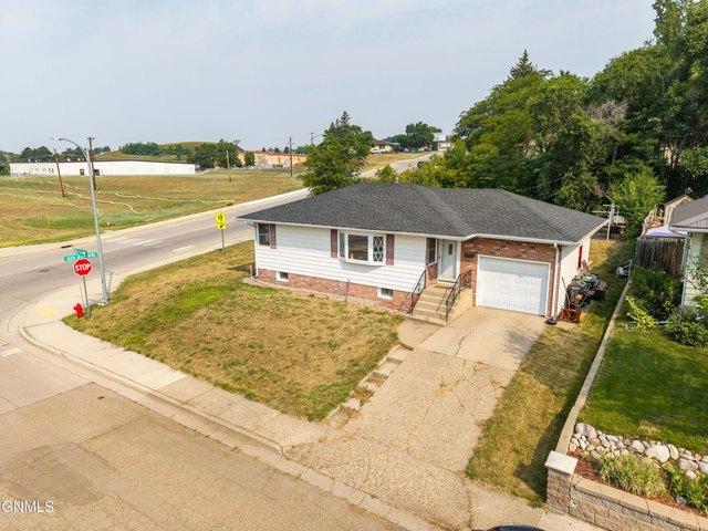 610 8th St NW, Mandan, ND 58554