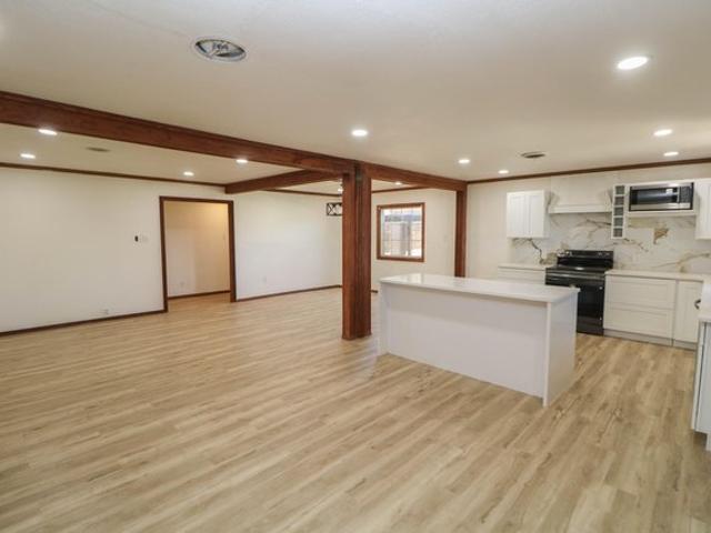 610 Boesen St, Sudan, TX 79371