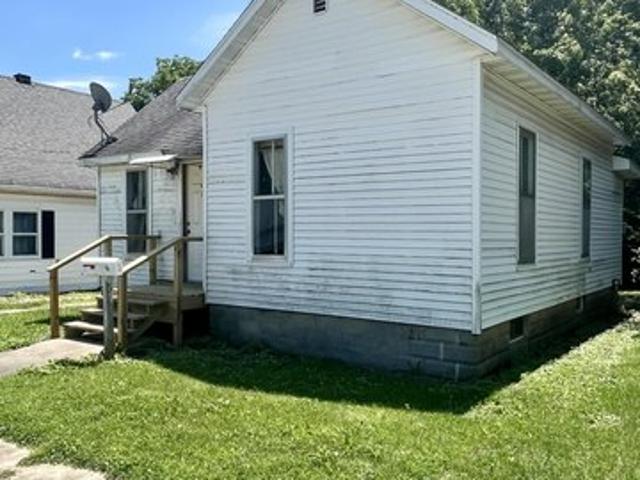 610 E Gandy St, Taylorville, IL 62568