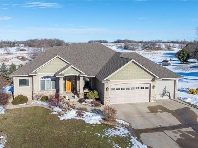 610 E Rolling Hills Dr, Le Center, MN 56057
