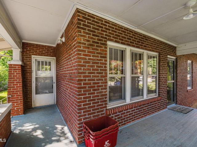 610 East Unaka Avenue