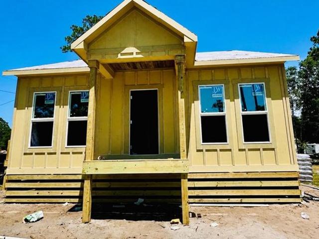 610 W 10th St, Carrabelle, FL 32322