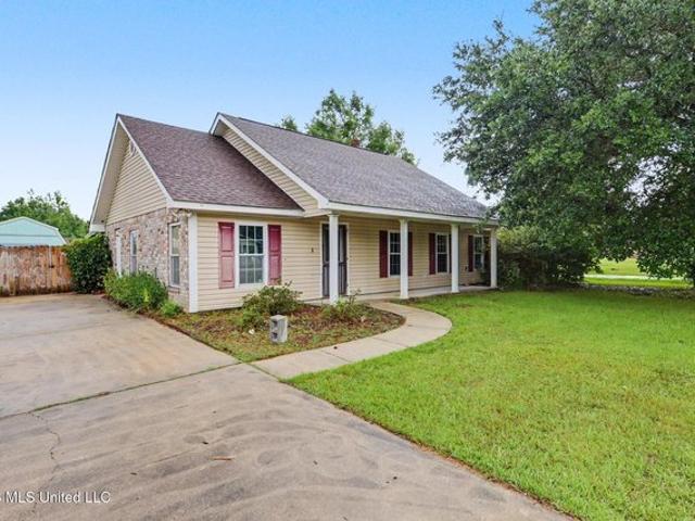610 Waveland Ave, Waveland, MS 39576