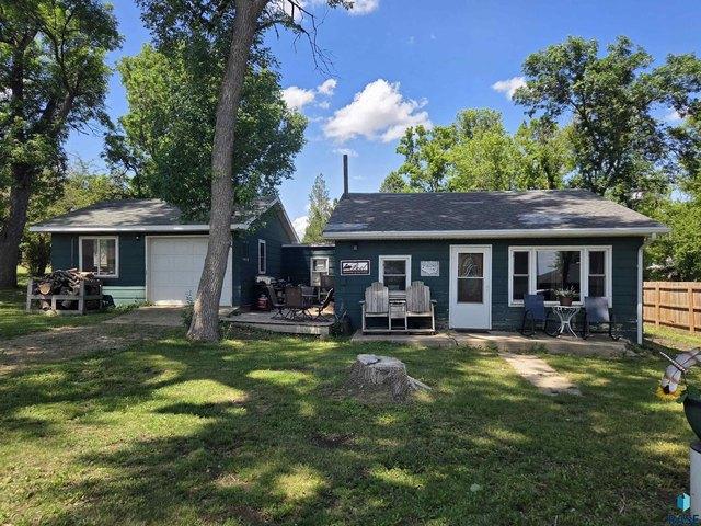 6114 Dakota Ave, Madison, SD 57042