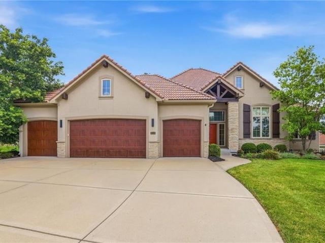 6119 Southlake Dr, Parkville, MO 64152