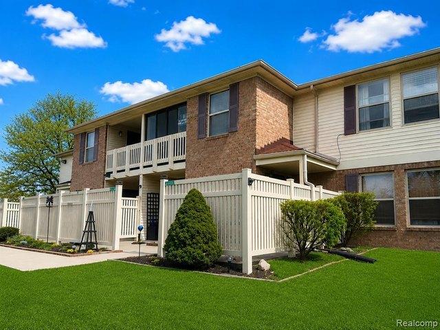 61101 Greenwood Dr, South Lyon, MI 48178