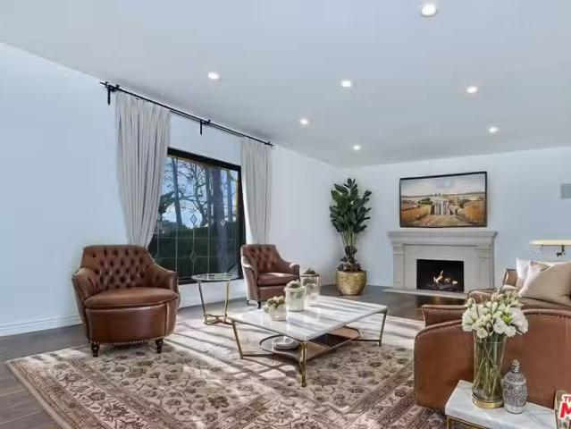 6111 San Vicente Blvd Houses in Los Angeles, CA