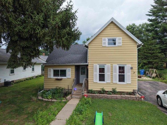 611 9th St, Baraboo, WI 53913