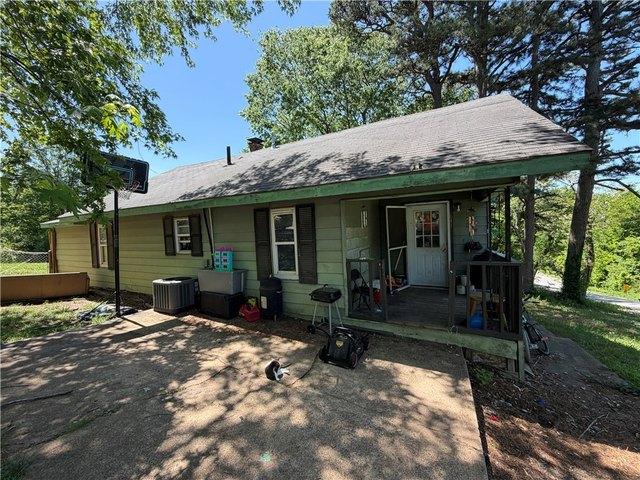 611 N Hughes St, Huntsville, AR 72740
