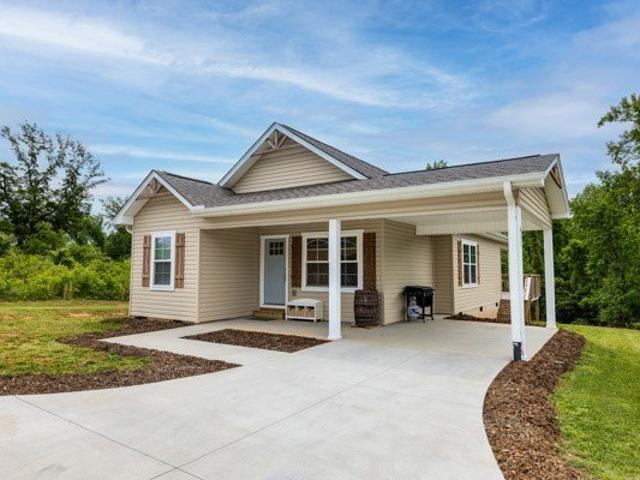 611 S Walnut St, Seneca, SC 29678