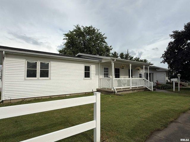 611 S Maple St, Lewistown, IL 61542