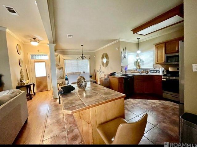 611 S Oleana Dr, Gonzales, LA 70737