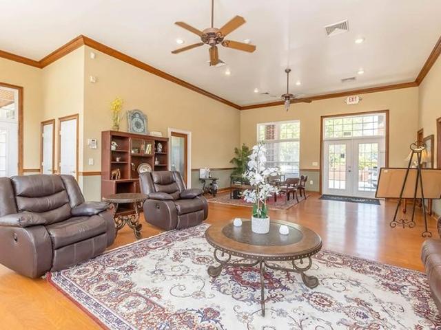 611 Pineview Dr, Valdosta, GA 31602