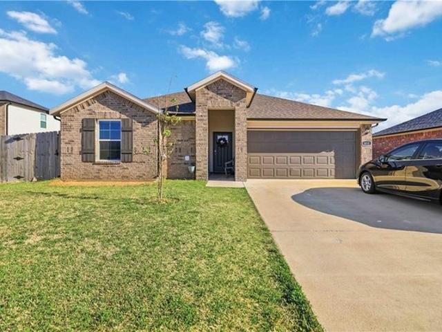 611 W Cattleman Ct, Siloam Springs, AR 72761