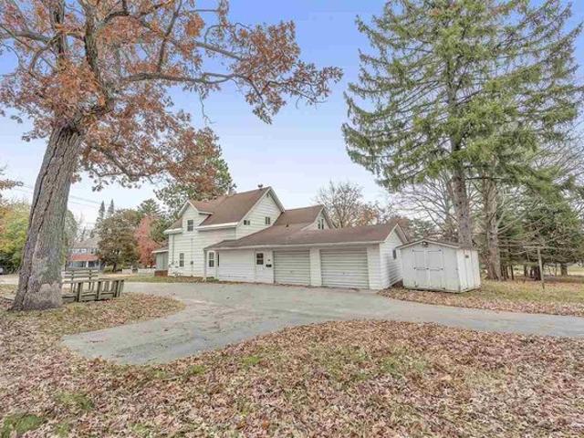 611 W Fulton St, Waupaca, WI 54981