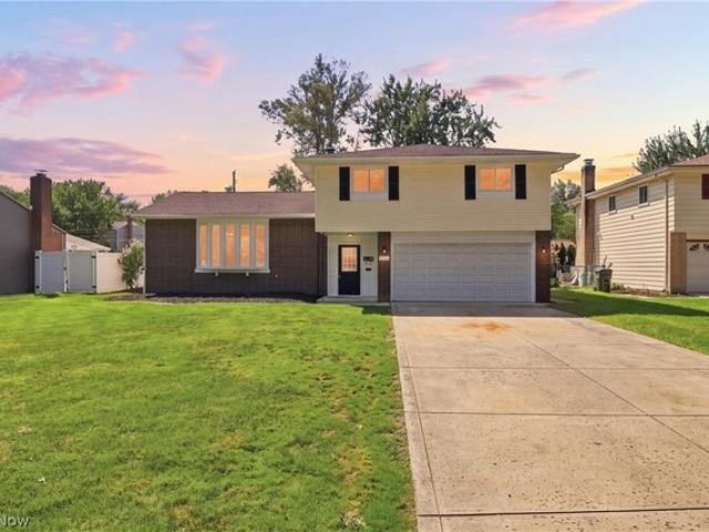 6126 Park Ridge Dr, North Olmsted, OH 44070