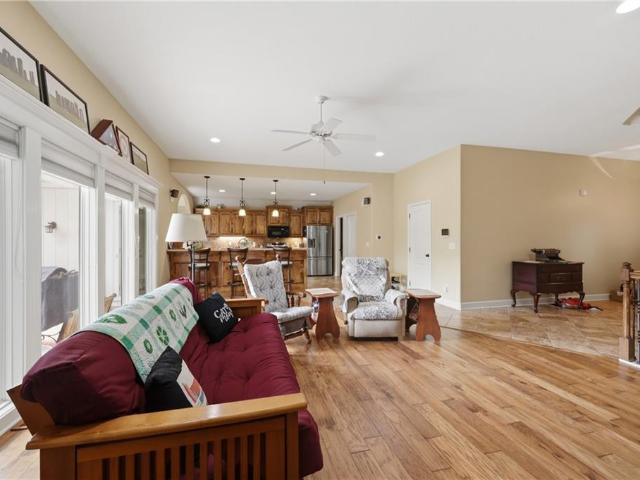 6121 N Cypress Court