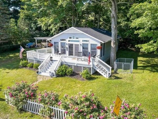 6123 Crystal Ave, Beulah, MI 49617