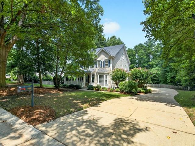 612 Crossway Ln, Holly Springs, NC 27540
