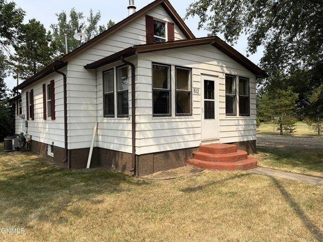 612 Bismarck Ave, Wilton, ND 58579