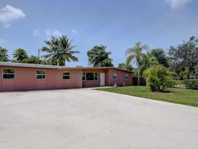 612 Hibiscus Dr, Royal Palm Beach, FL 33411 | MLS #B26010 | Compass